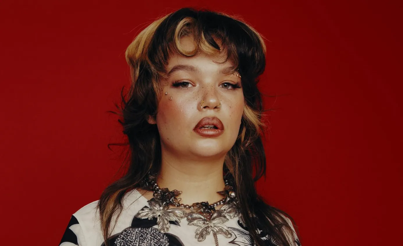 The Truth Behind the Youth of Lola Young – Age, Rise & the Buzz Around ...